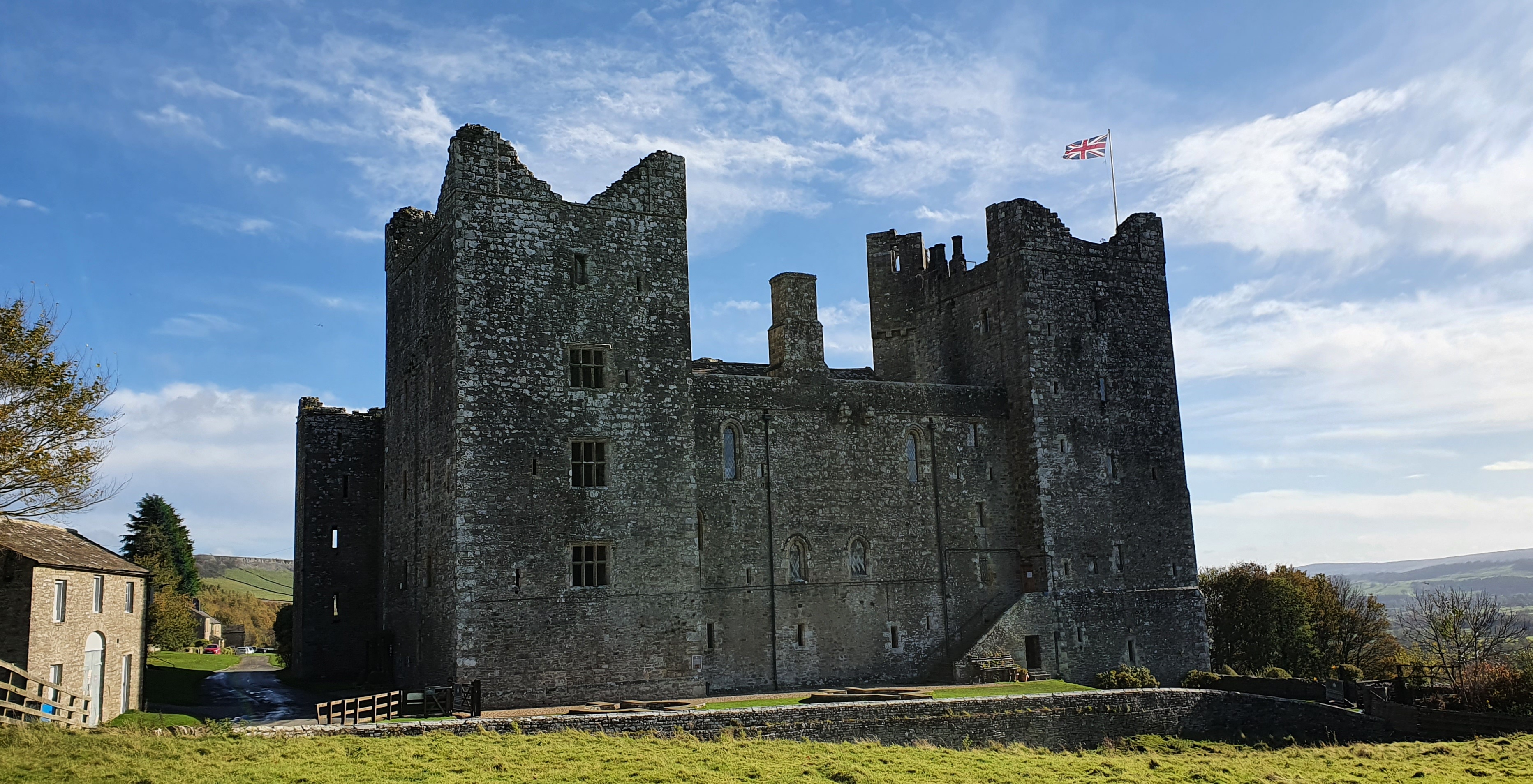 Yorkshire Dales: Bolton Castle and Aysgarth Falls – frombluetogreen.com